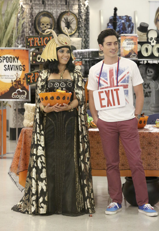 Superstore S02E06: Halloween (Halloween Theft) – fernsehserien.de