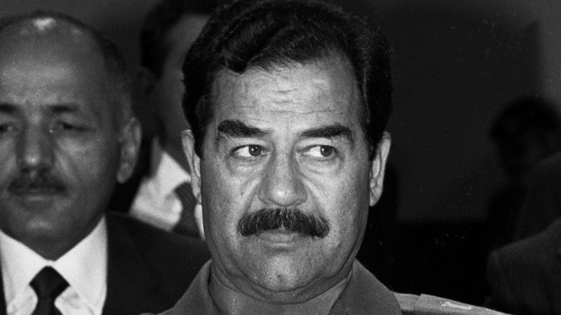 Facing… S01E02: Saddam Hussein (Facing Saddam) – fernsehserien.de