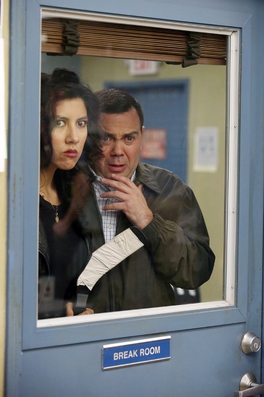 Brooklyn Nine-Nine S01E18: Wie eine stolze Mama-Henne (The Apartment ... Brooklyn Nine-Nine S01E18: Wie eine stolze Mama-Henne (The Apartment ...