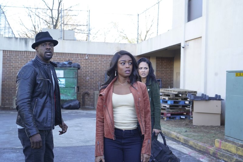 MacGyver (2016) S02E18: Angriff in der Luft (Riley + Airplane ...