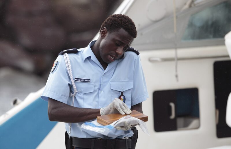 Death in Paradise S01E06: Tropisches Fieber (An Unhelpful Aid ...