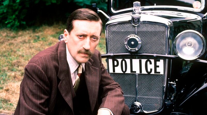 Agatha Christie’s Poirot S01E02: Poirot riecht den Braten (Murder In ...