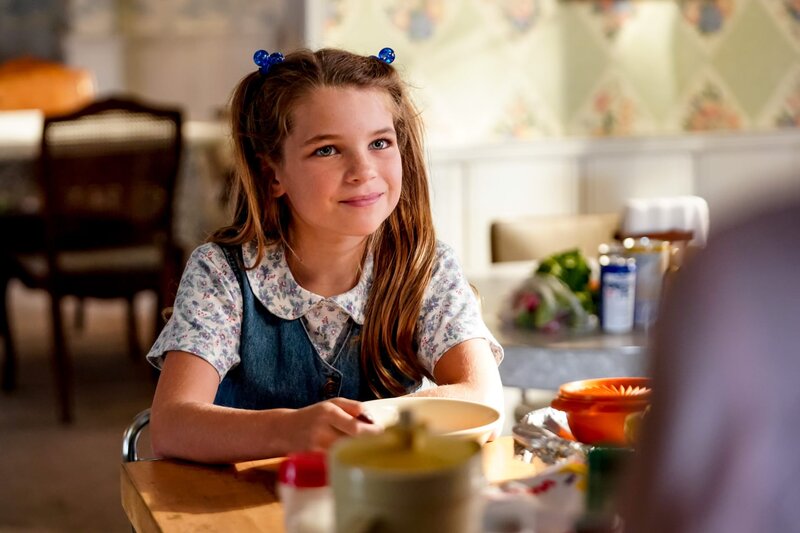 Young Sheldon S02E01: Ein Kühlschrank, viele Zeitungen und Stützräder ...