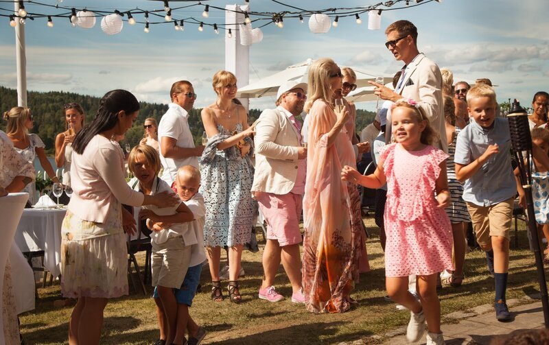 Exit S01E02: Party (Horer og hummer på Hankø) – fernsehserien.de