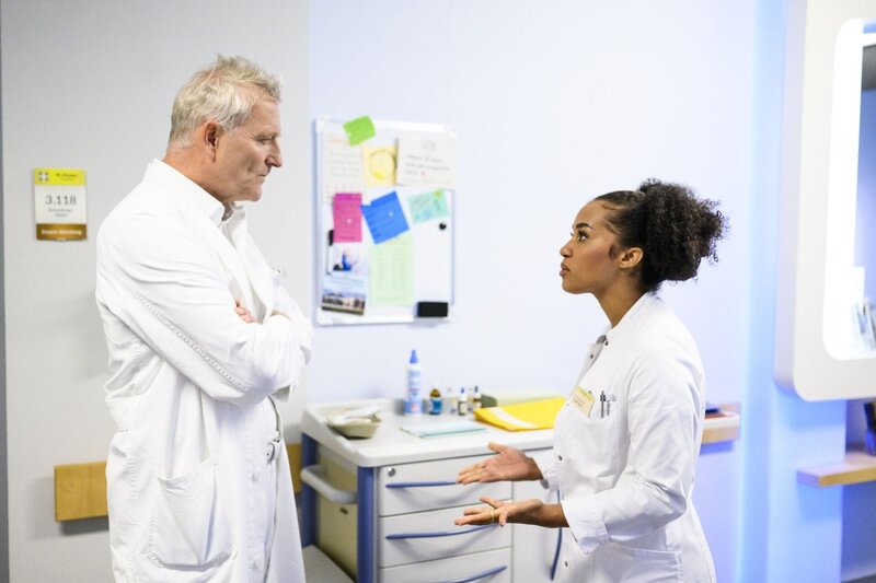 Alles was zählt (AWZ) 4083: Ungewollt gerät Imani mit Dr. Bach heftig ...