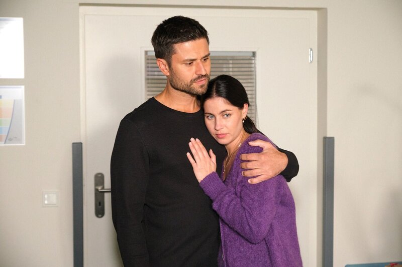 Unter uns (UU) 7018: Marcel Geiss will Stella sehen, sonst stirbt Bambi – fernsehserien.de