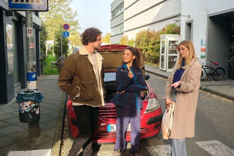 Unter uns (UU) 7042: Britta ist überzeugt: Eva verheimlicht ihr etwas ...