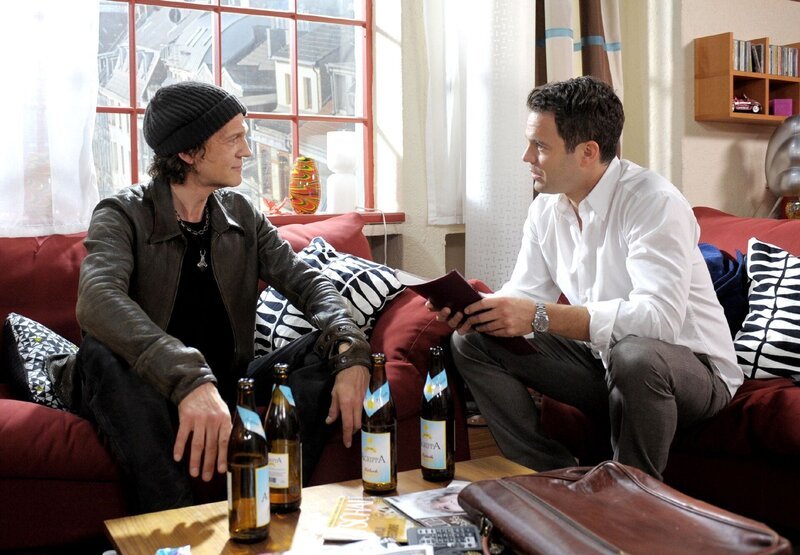 Unter uns (UU) 3925: Rolf erklärt Eva den Krieg – fernsehserien.de