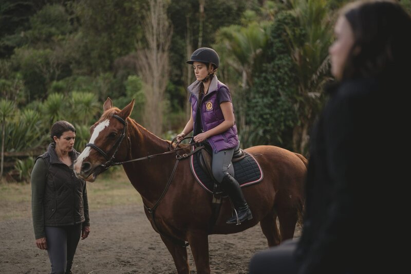 Mystic – Das Geheimnis von Kauri Point S02E05: Zwischen den Stühlen ...