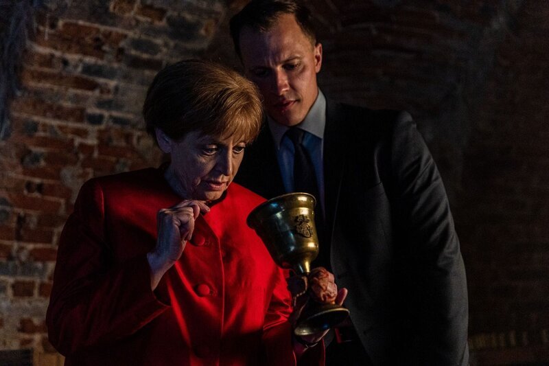 Miss Merkel 01: Mord im Schloss – fernsehserien.de