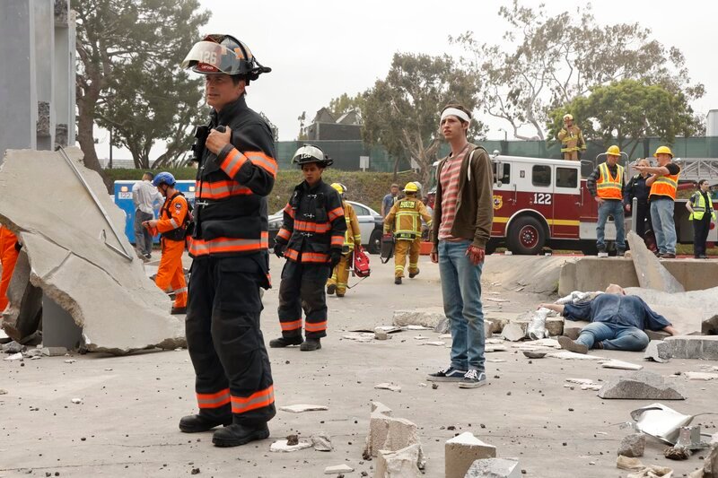 9-1-1: Lone Star S03E18: Explosionen (A Bright And Cloudless Morning ...