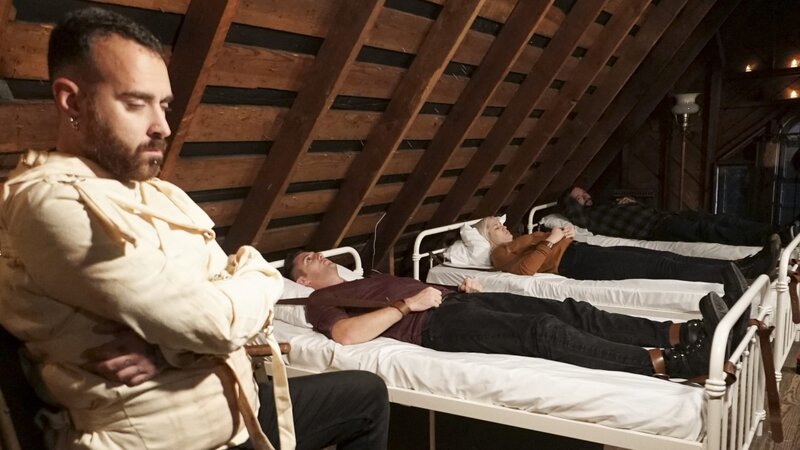 Ghost Loop S01E05: Die Frau in Weiß (Dead And Breakfast) – fernsehserien.de