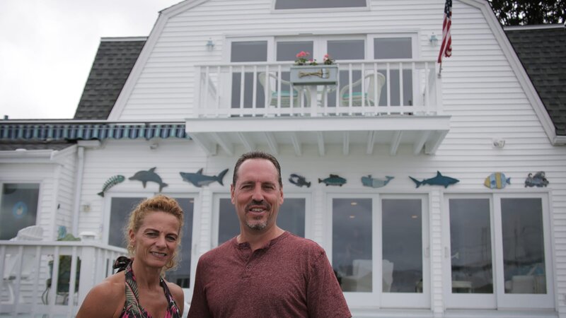 Beach House Hunters S07E03: Sohn, Hund, Meerblick (Cottage On The Rhode ...