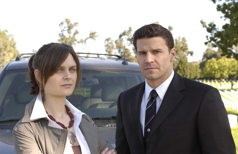 Bones – Die Knochenjägerin S01E01: Die Frau im Teich (Pilot ...