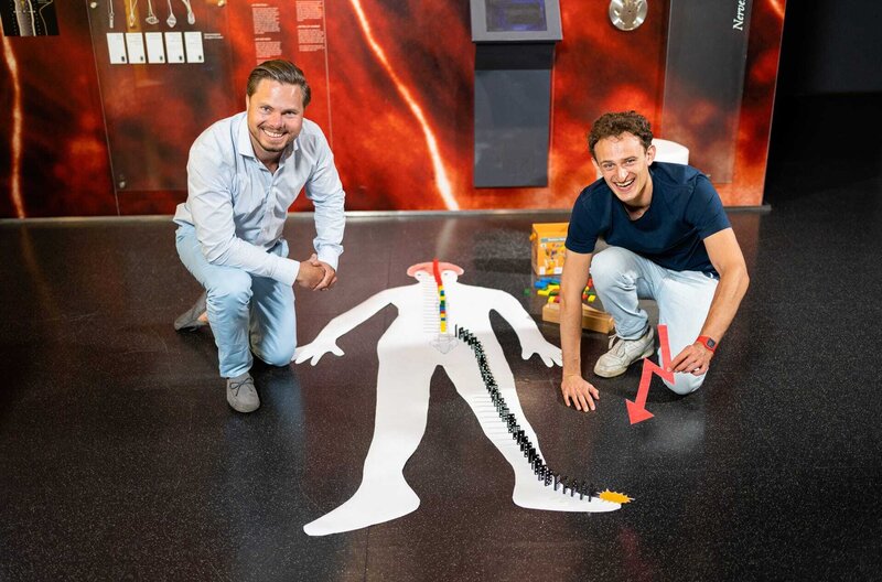 Checker Julian S04E01: Der Schmerz-Check – fernsehserien.de