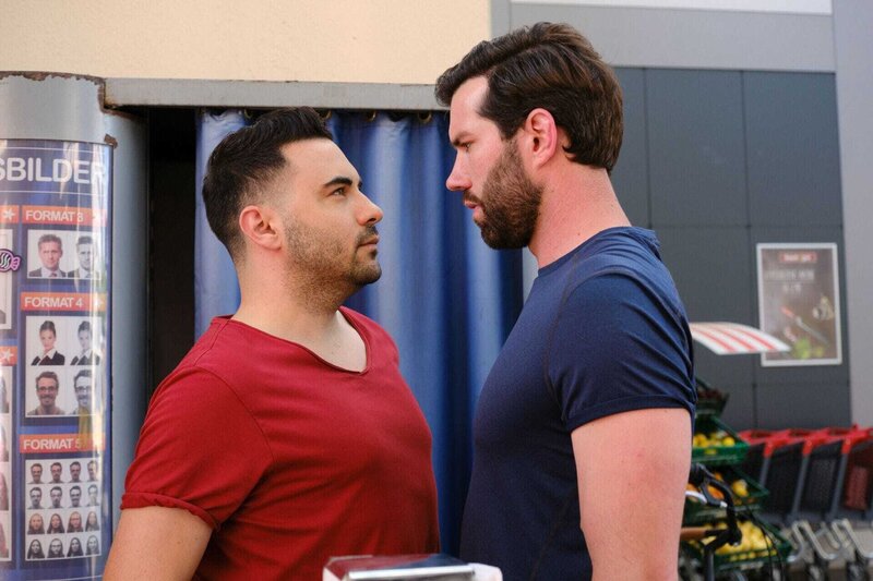 Unter uns (UU) 7202: Dominic bricht gehetzt zum Treffpunkt mit Eva auf – fernsehserien.de