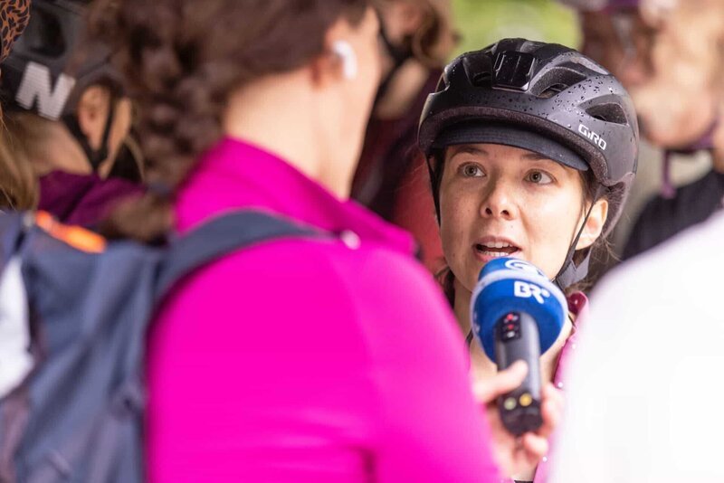 Bergfreundinnen S02E01: Stürmischer Start mit Sturz – fernsehserien.de