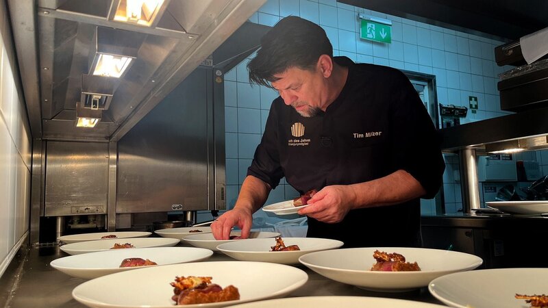 Kitchen Impossible S09E07: Tim Mälzer vs. Alexander Herrmann & Tobias ...