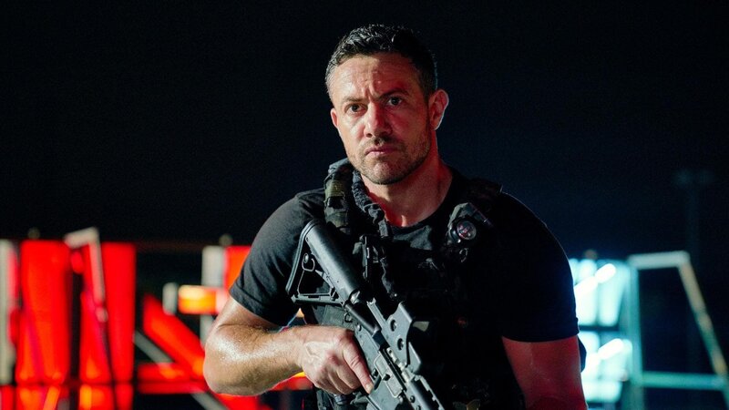 Strike Back (2010) S06E01: Die Jagd ist eröffnet (Retribution: Episode ...