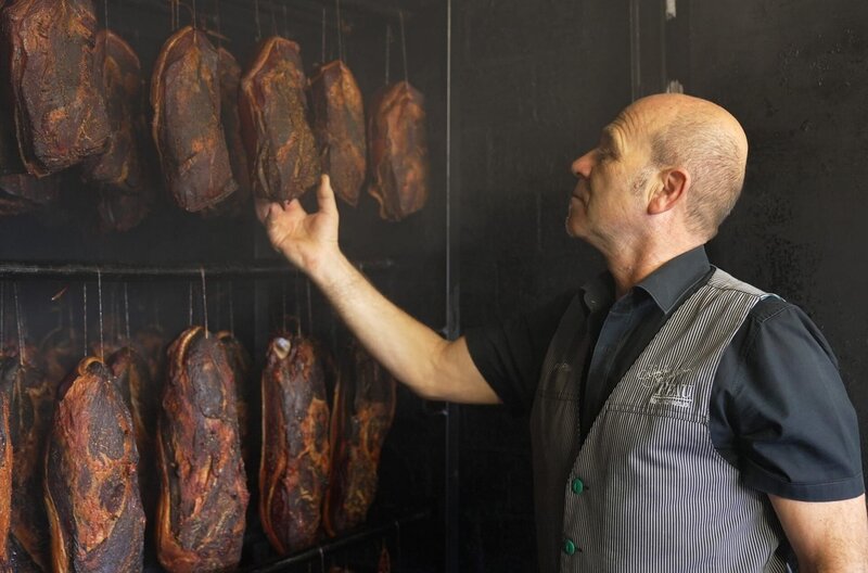 Handwerkskunst! S15E09: Wie man Schwarzwälder Schinken macht ...