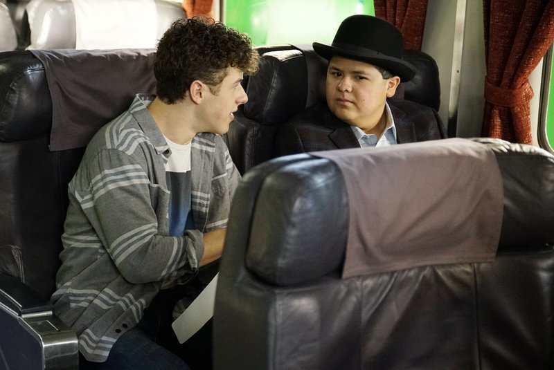 Modern Family S07E21: Mord im Portland-Express? (Crazy Train ...