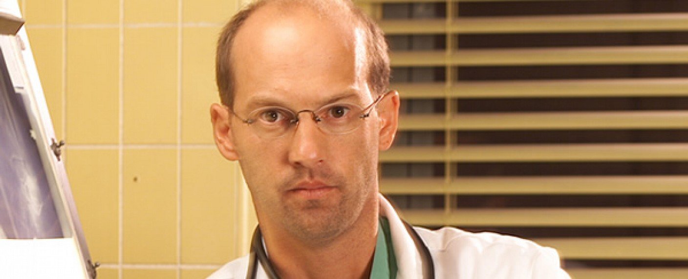 Anthony Edwards neben Archie Panjabi in FOX Skandal-Pilot ...