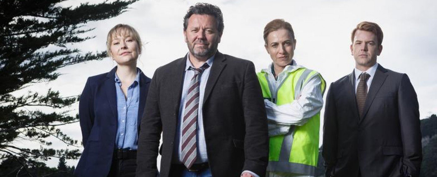„Brokenwood“: Zwei neue Folgen der Krimireihe feiern ... „Brokenwood“: Zwei neue Folgen der Krimireihe feiern ...