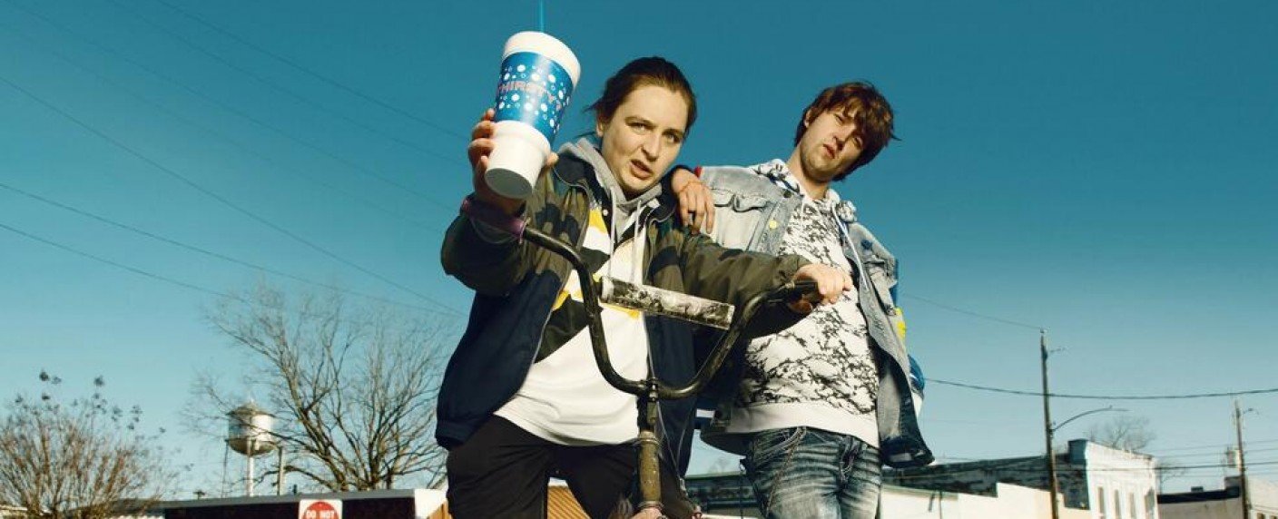 „Welcome to Flatch“: Neue Folgen der Kleinstadtcomedy feiern ...