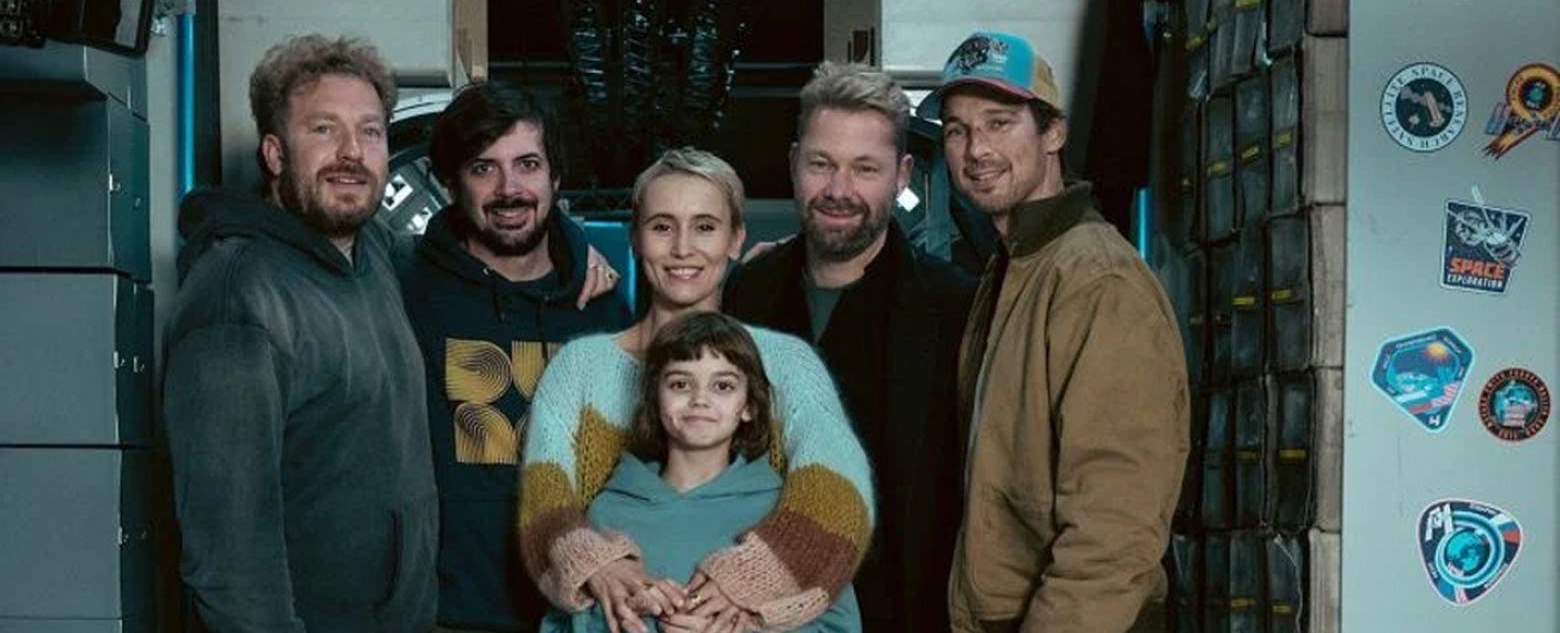 „Hello“: Neue Netflix-Serie mit Florian David Fitz und Peri Baumeister ...