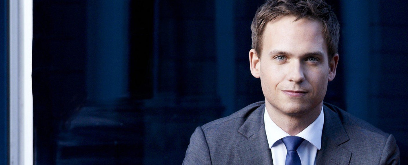 „Suits“-Star Patrick J. Adams besucht „DC’s Legends of Tomorrow ...