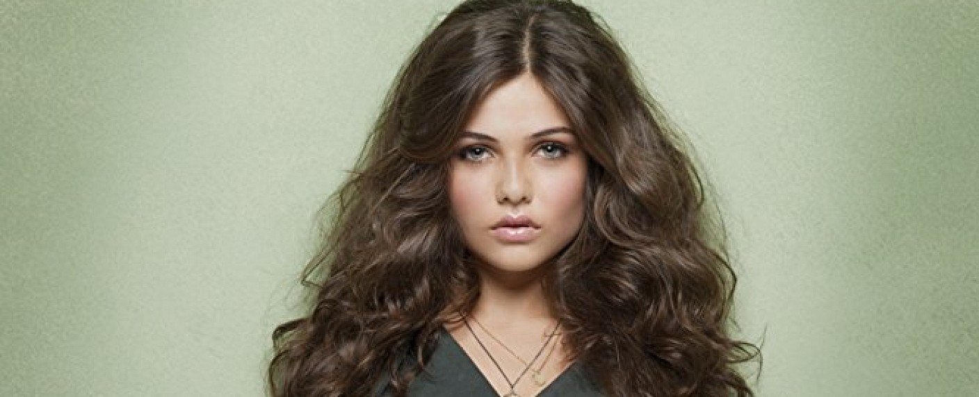 „Tell Me A Story“: Danielle Campbell („The Originals“) neben Kim ...